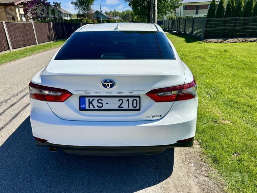White Toyota Camry 2023 in Riga, with an engine capacity of 2.50 L and mileage of 60 thousand km for 28500 €, photo 6 on AUTOMOTO.COM.LV