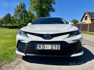 White Toyota Camry 2023 in Riga, with an engine capacity of 2.50 L and mileage of 60 thousand km for 28500 €, photo 8 on AUTOMOTO.COM.LV
