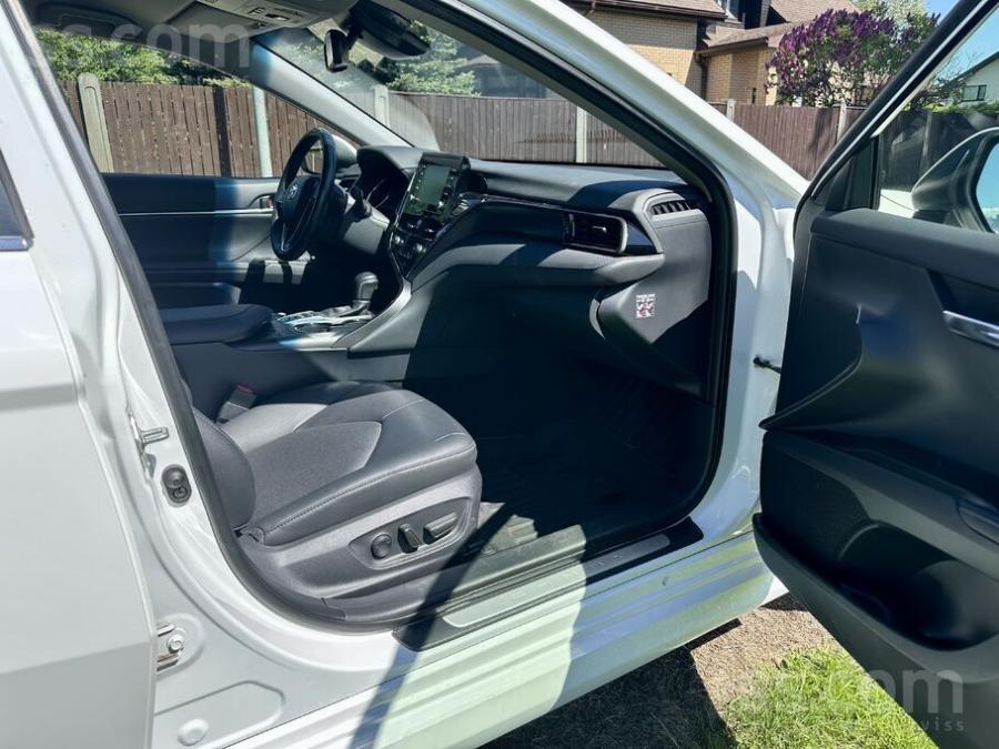White Toyota Camry 2023 in Riga, with an engine capacity of 2.50 L and mileage of 60 thousand km for 28500 €, photo 9 on AUTOMOTO.COM.LV
