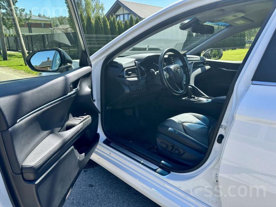 White Toyota Camry 2023 in Riga, with an engine capacity of 2.50 L and mileage of 60 thousand km for 28500 €, photo 10 on AUTOMOTO.COM.LV