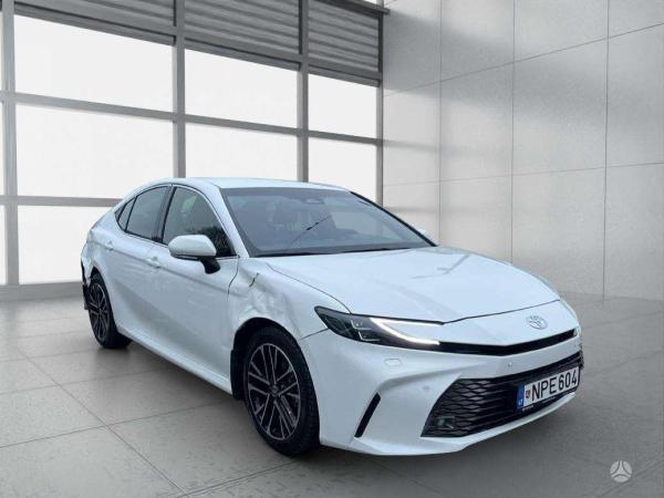 Balts Toyota Camry 2025 Kauņa, ar dzinēja tilpumu 2.49 L un nobraukumu 4 tūkst. km par 24900 €, foto 1 vietnē AUTOMOTO.COM.LV