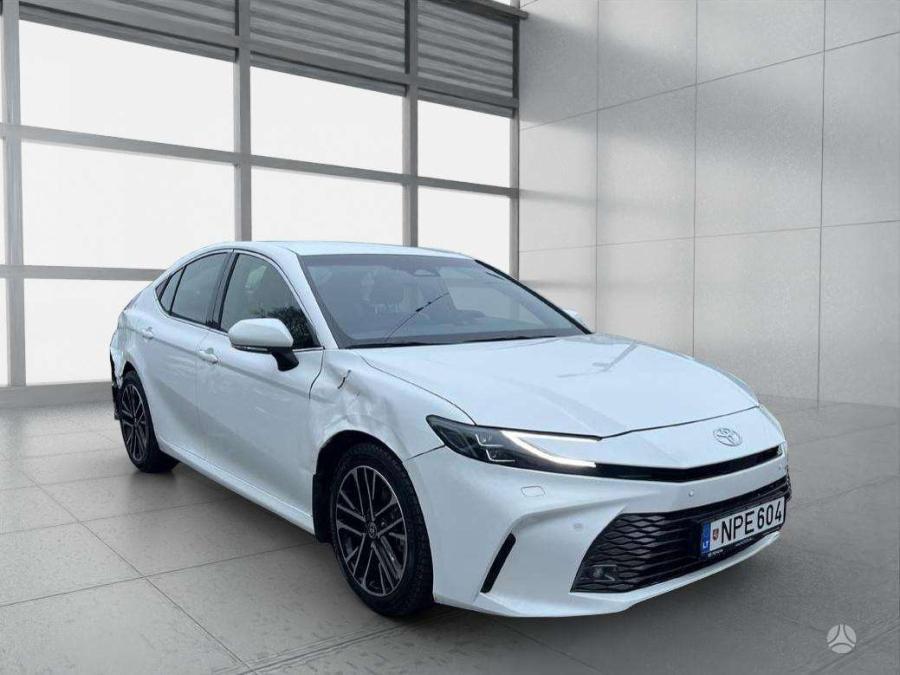 Balts Toyota Camry 2025 Kauņa, ar dzinēja tilpumu 2.49 L un nobraukumu 4 tūkst. km par 24900 €, foto 1 vietnē AUTOMOTO.COM.LV