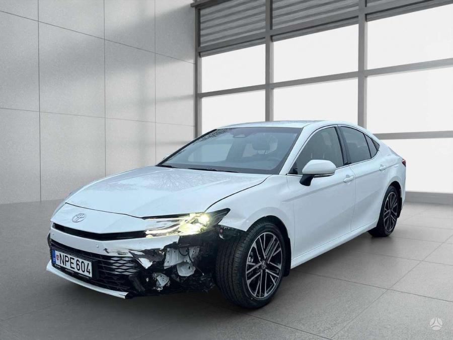 Balts Toyota Camry 2025 Kauņa, ar dzinēja tilpumu 2.49 L un nobraukumu 4 tūkst. km par 24900 €, foto 2 vietnē AUTOMOTO.COM.LV