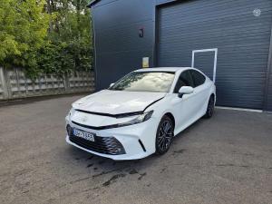 White Toyota Camry 2025 in Kaunas, with an engine capacity of 2.49 L and mileage of 11 thousand km for 20900 €, photo  on AUTOMOTO.COM.LV