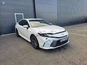 White Toyota Camry 2025 in Kaunas, with an engine capacity of 2.49 L and mileage of 11 thousand km for 20900 €, photo 4 on AUTOMOTO.COM.LV
