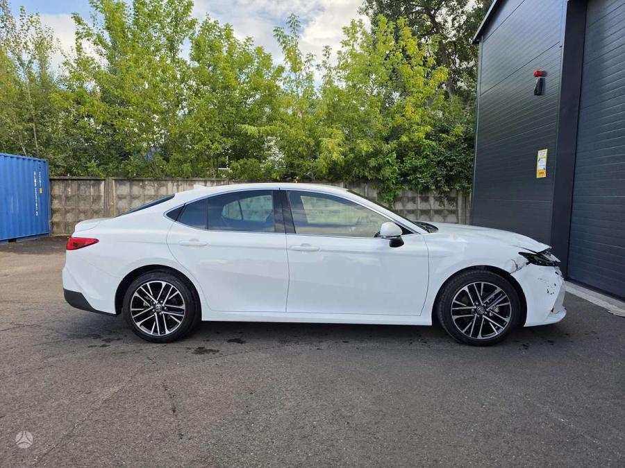 White Toyota Camry 2025 in Kaunas, with an engine capacity of 2.49 L and mileage of 11 thousand km for 20900 €, photo 6 on AUTOMOTO.COM.LV