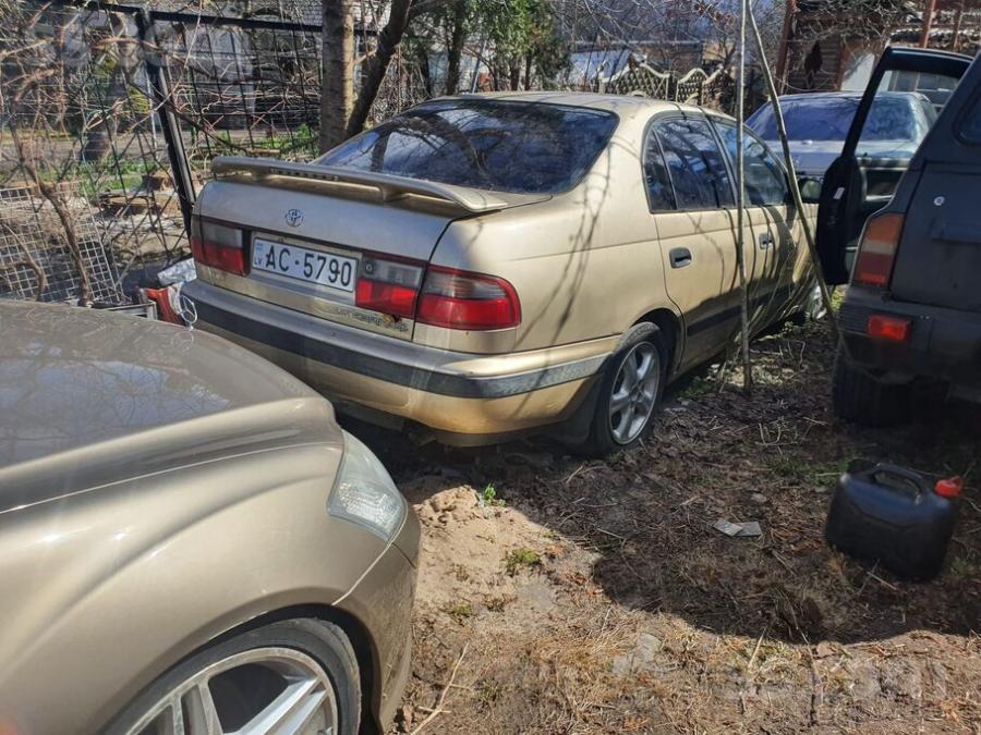 Yellow Toyota Carina 1992 in Riga, with an engine capacity of 1.60 L and mileage of 240 thousand km for 1000 €, photo 1 on AUTOMOTO.COM.LV