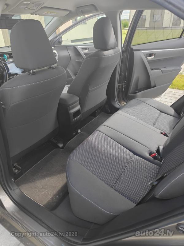 Beige Toyota Corolla 2017 in Tallinn, with an engine capacity of 1.60 L and mileage of 180 thousand km for 13900 €, photo 6 on AUTOMOTO.COM.LV