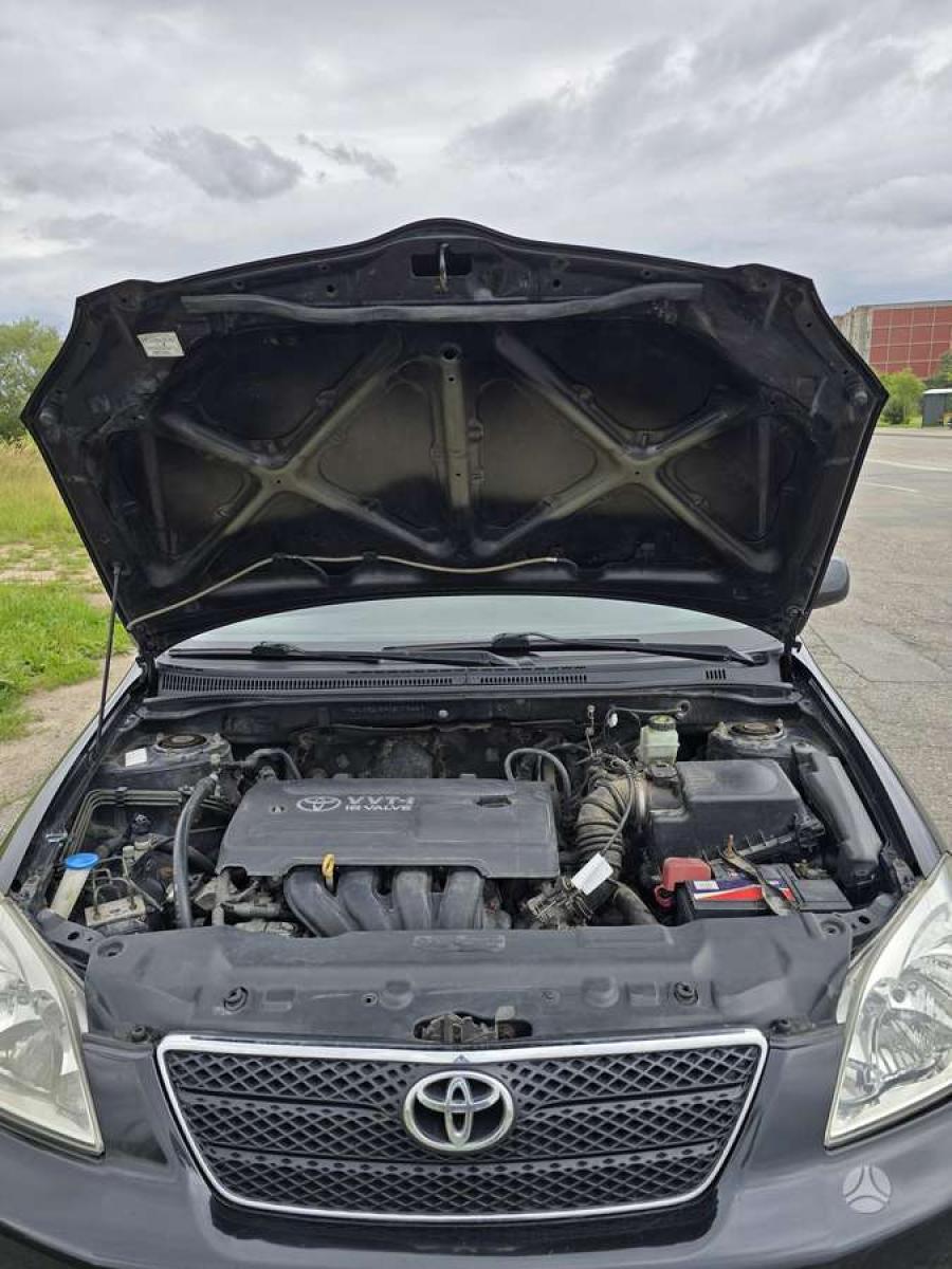 Black Toyota Corolla 2004 in Siauliai, with an engine capacity of 1.40 L and mileage of 223 thousand km for 650 €, photo 9 on AUTOMOTO.COM.LV