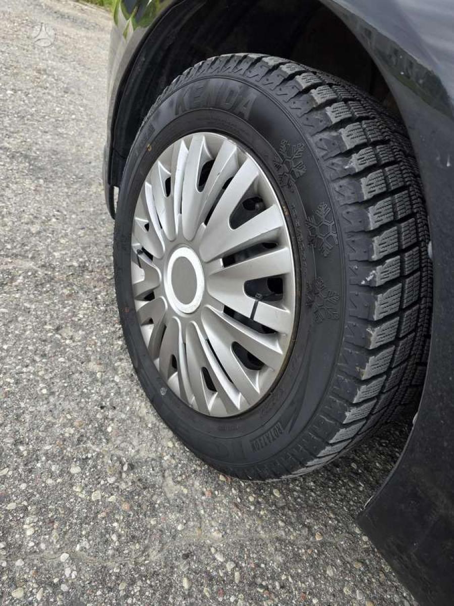 Black Toyota Corolla 2004 in Siauliai, with an engine capacity of 1.40 L and mileage of 223 thousand km for 650 €, photo 10 on AUTOMOTO.COM.LV