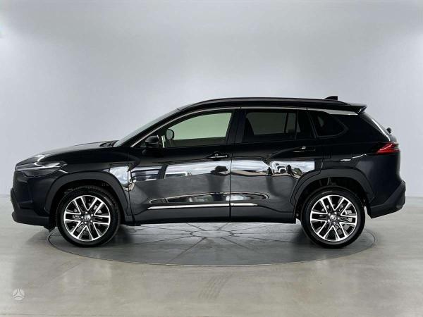 Melns Toyota Corolla 2025 Viļņa, ar dzinēja tilpumu 1.80 L un nobraukumu 10 tūkst. km par 33900 €, foto 3 vietnē AUTOMOTO.COM.LV
