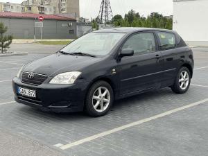 Black Toyota Corolla 2003 in Kaunas, with an engine capacity of 1.60 L and mileage of 284 thousand km for 650 €, photo  on AUTOMOTO.COM.LV
