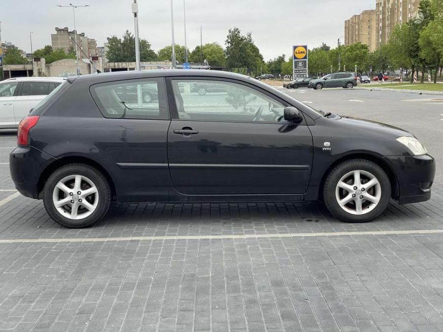 Black Toyota Corolla 2003 in Kaunas, with an engine capacity of 1.60 L and mileage of 284 thousand km for 650 €, photo 5 on AUTOMOTO.COM.LV