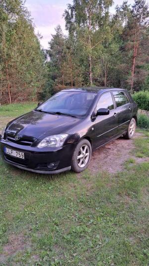 Черный Тойота Королла 2004 в Скуодас, объемом двигателя 2.00 л и пробегом 274 тыс. км за 1500 €, фото  на AUTOMOTO.COM.LV