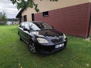 Melns Toyota Corolla 2004 Viļņa, ar dzinēja tilpumu 2.00 L un nobraukumu 242 tūkst. km par 1100 €, foto  vietnē AUTOMOTO.COM.LV