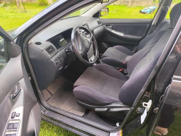 Melns Toyota Corolla 2004 Viļņa, ar dzinēja tilpumu 2.00 L un nobraukumu 242 tūkst. km par 1100 €, foto 4 vietnē AUTOMOTO.COM.LV