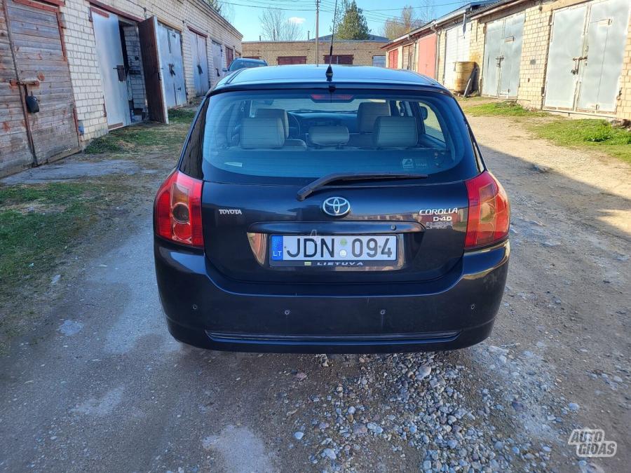 Black Toyota Corolla 2005 in Sirvintos, with an engine capacity of 1.40 L and mileage of 197 thousand km for 2550 €, photo 4 on AUTOMOTO.COM.LV