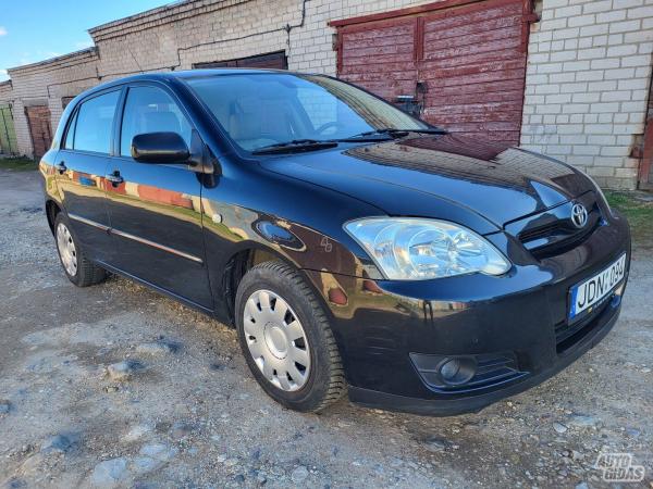 Black Toyota Corolla 2005 in Sirvintos, with an engine capacity of 1.40 L and mileage of 197 thousand km for 2550 €, photo 4 on AUTOMOTO.COM.LV
