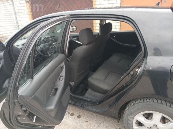 Black Toyota Corolla 2005 in Jelgava, with an engine capacity of 2.00 L and mileage of 330 thousand km for 1300 €, photo 4 on AUTOMOTO.COM.LV