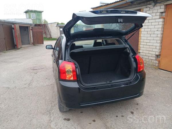 Black Toyota Corolla 2005 in Jelgava, with an engine capacity of 2.00 L and mileage of 330 thousand km for 1300 €, photo 5 on AUTOMOTO.COM.LV