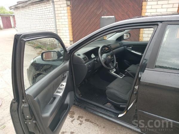 Black Toyota Corolla 2005 in Jelgava, with an engine capacity of 2.00 L and mileage of 330 thousand km for 1300 €, photo 7 on AUTOMOTO.COM.LV