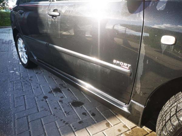 Black Toyota Corolla 2006 in Vilnius, with an engine capacity of 2.00 L and mileage of 315 thousand km for 1600 €, photo 4 on AUTOMOTO.COM.LV