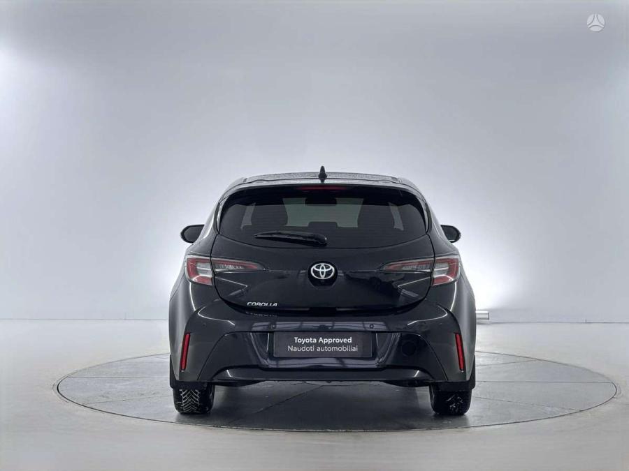Black Toyota Corolla 2020 in Vilnius, with an engine capacity of 1.20 L and mileage of 157 thousand km for 13900 €, photo 4 on AUTOMOTO.COM.LV