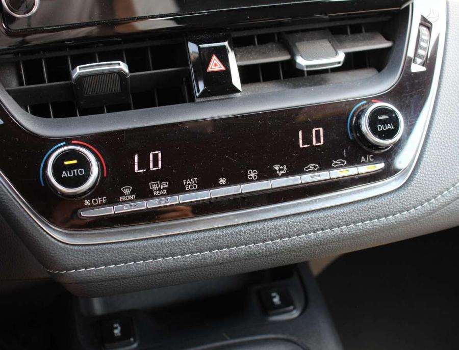 Black Toyota Corolla 2020 in Vilnius, with an engine capacity of 1.20 L and mileage of 103 thousand km for 14950 €, photo 12 on AUTOMOTO.COM.LV
