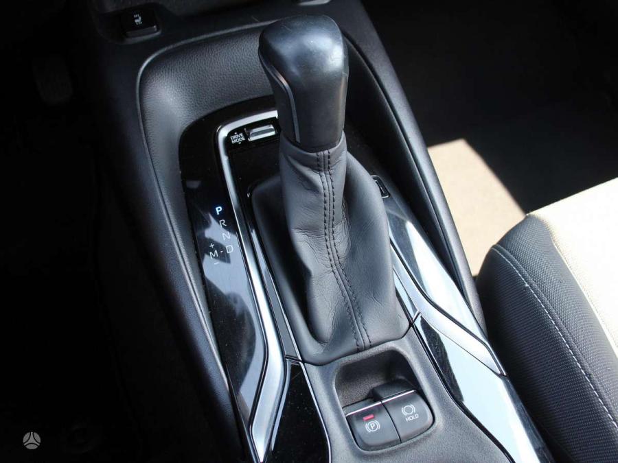 Black Toyota Corolla 2020 in Vilnius, with an engine capacity of 1.20 L and mileage of 103 thousand km for 14950 €, photo 13 on AUTOMOTO.COM.LV