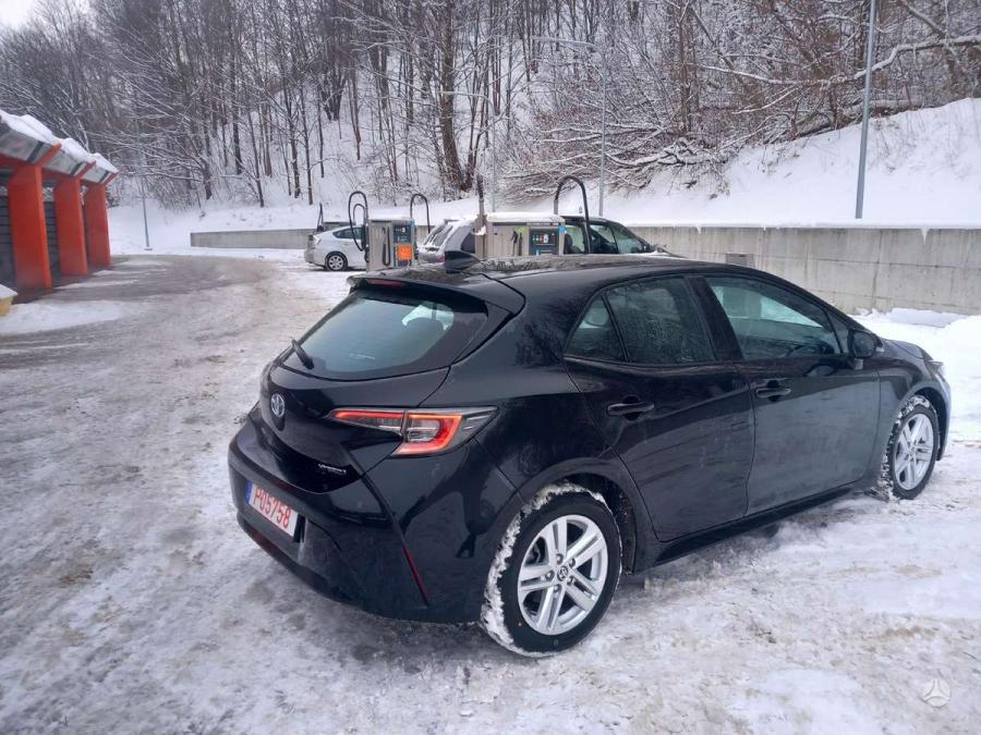 Black Toyota Corolla 2022 in Vilnius, with an engine capacity of 1.80 L and mileage of 44 thousand km for 16200 €, photo 3 on AUTOMOTO.COM.LV
