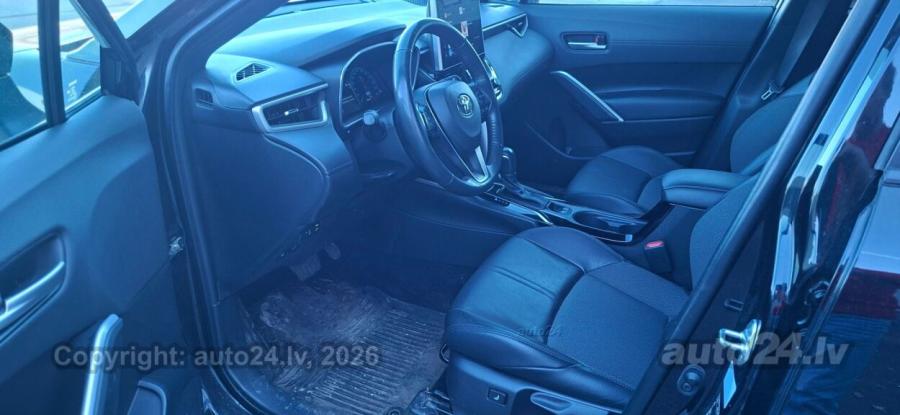 Black Toyota Corolla 2023 in Viljandi, with an engine capacity of 2.00 L and mileage of 54 thousand km for 29500 €, photo 3 on AUTOMOTO.COM.LV