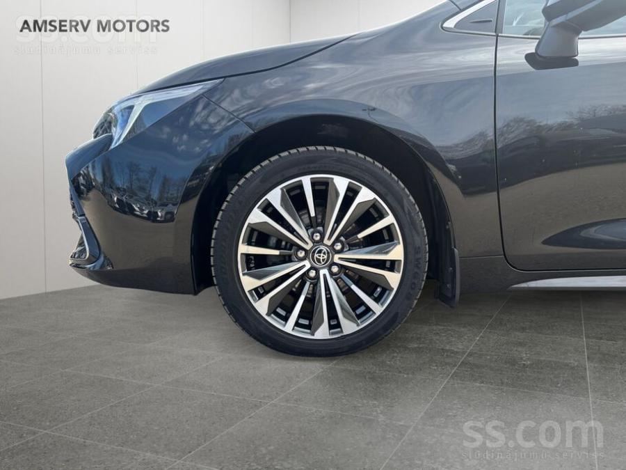 Black Toyota Corolla 2023 in Riga, with an engine capacity of 1.80 L and mileage of 61 thousand km for 22500 €, photo 16 on AUTOMOTO.COM.LV