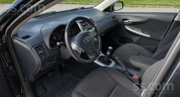 Melns Toyota Corolla 2008 Daugavpils, ar dzinēja tilpumu 2.00 L un nobraukumu 259 tūkst. km par 3500 €, foto 5 vietnē AUTOMOTO.COM.LV