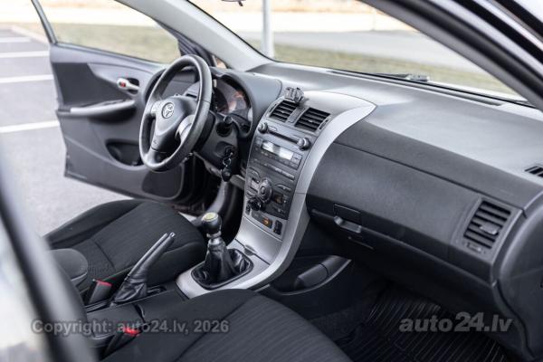 Melns Toyota Corolla 2010 Tallina, ar dzinēja tilpumu 1.60 L un nobraukumu 266 tūkst. km par 2990 €, foto 11 vietnē AUTOMOTO.COM.LV