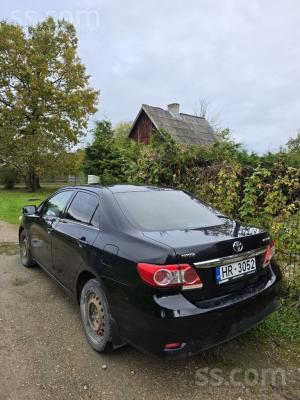 Black Toyota Corolla 2011 in Jelgava, with an engine capacity of 1.60 L and mileage of 225 thousand km for 3000 €, photo 3 on AUTOMOTO.COM.LV