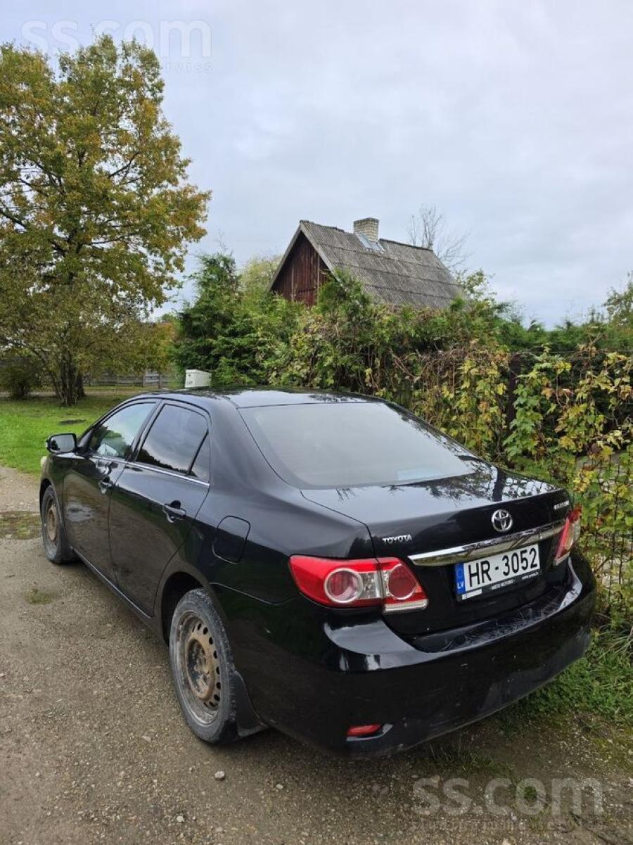 Black Toyota Corolla 2011 in Jelgava, with an engine capacity of 1.60 L and mileage of 225 thousand km for 3000 €, photo 3 on AUTOMOTO.COM.LV