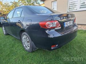 Black Toyota Corolla 2011 in Valmiera, with an engine capacity of 1.60 L and mileage of 276 thousand km for 3000 €, photo 3 on AUTOMOTO.COM.LV