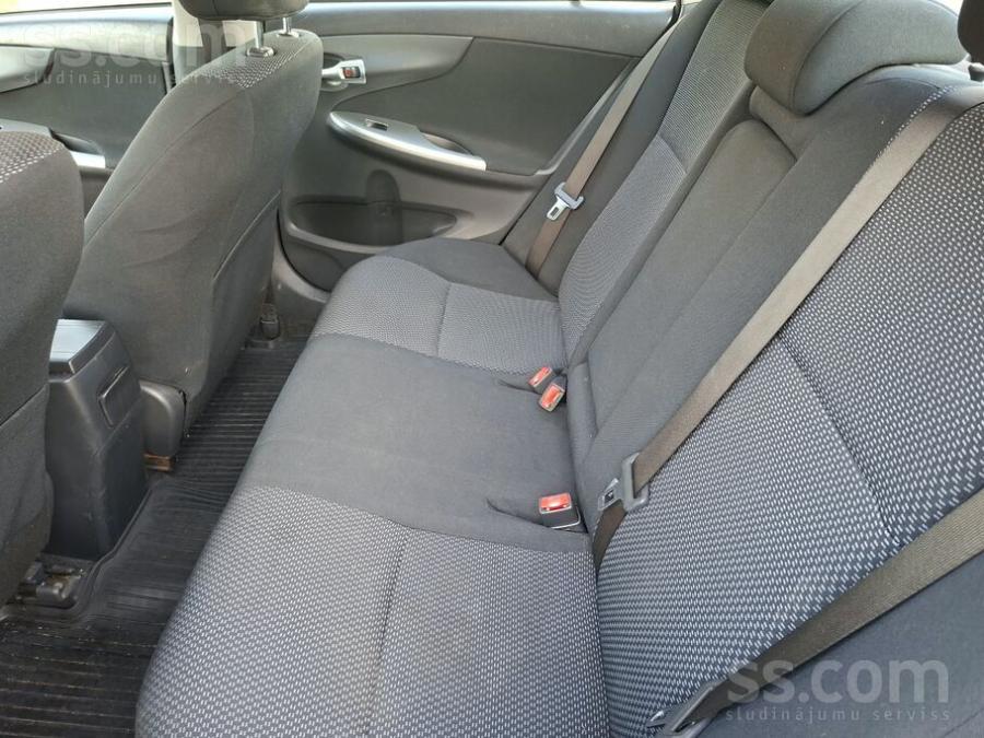Black Toyota Corolla 2011 in Valmiera, with an engine capacity of 1.60 L and mileage of 276 thousand km for 3000 €, photo 4 on AUTOMOTO.COM.LV