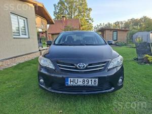 Black Toyota Corolla 2011 in Valmiera, with an engine capacity of 1.60 L and mileage of 276 thousand km for 3000 €, photo 5 on AUTOMOTO.COM.LV