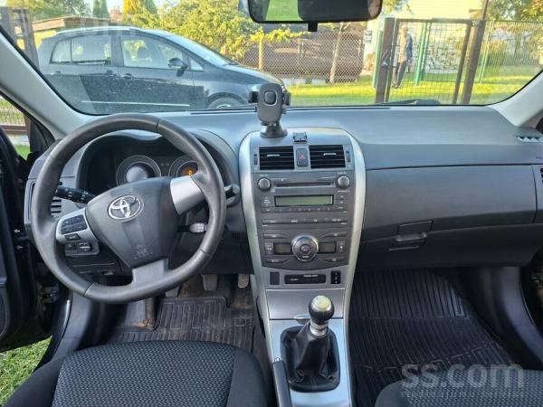 Toyota Corolla 2011 in Valmiera on AUTOMOTO.COM.LV Black Toyota Corolla 2011 in Valmiera, with an engine capacity of 1.60 L and mileage of 276 thousand km for 3000 €, photo 6 on AUTOMOTO.COM.LV