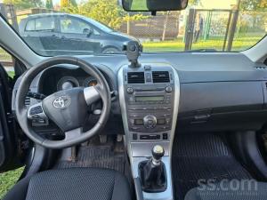 Black Toyota Corolla 2011 in Valmiera, with an engine capacity of 1.60 L and mileage of 276 thousand km for 3000 €, photo 6 on AUTOMOTO.COM.LV