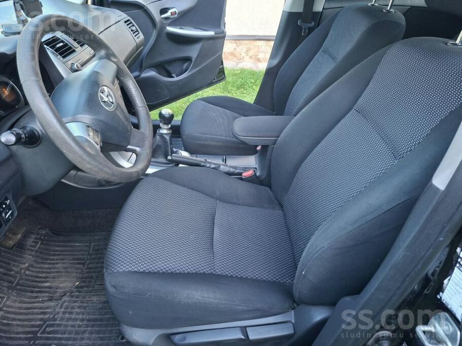 Black Toyota Corolla 2011 in Valmiera, with an engine capacity of 1.60 L and mileage of 276 thousand km for 3000 €, photo 8 on AUTOMOTO.COM.LV