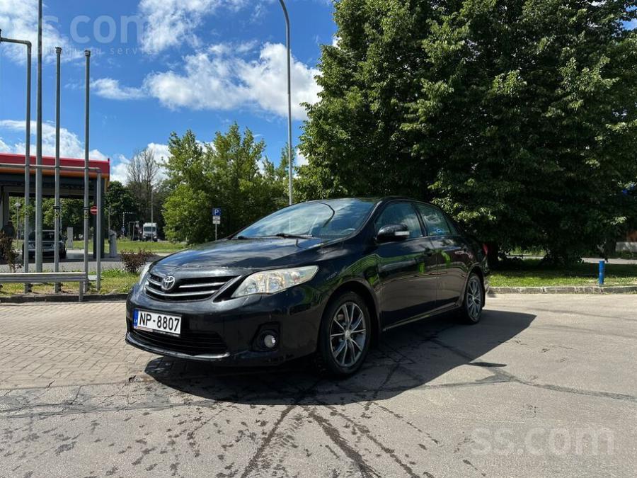 Black Toyota Corolla 2012 in Riga, with an engine capacity of 1.60 L and mileage of 195 thousand km for 4100 €, photo 1 on AUTOMOTO.COM.LV