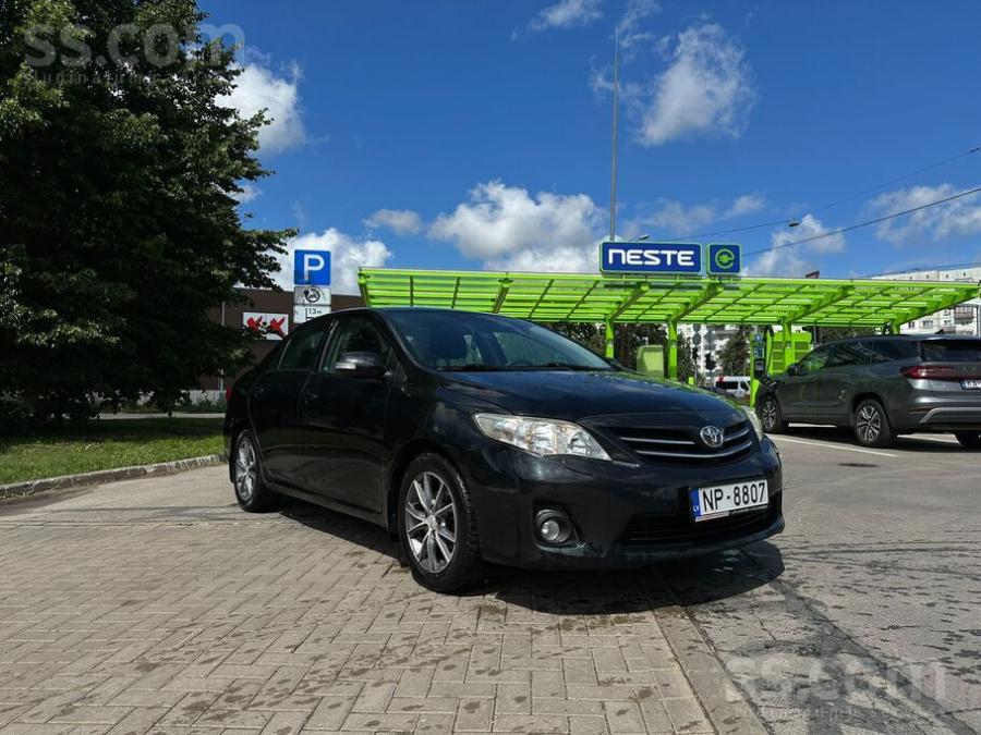 Black Toyota Corolla 2012 in Riga, with an engine capacity of 1.60 L and mileage of 195 thousand km for 4100 €, photo 3 on AUTOMOTO.COM.LV