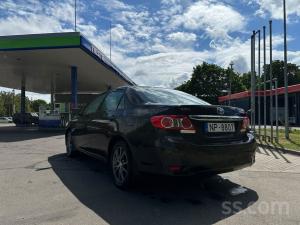 Black Toyota Corolla 2012 in Riga, with an engine capacity of 1.60 L and mileage of 195 thousand km for 4100 €, photo 5 on AUTOMOTO.COM.LV