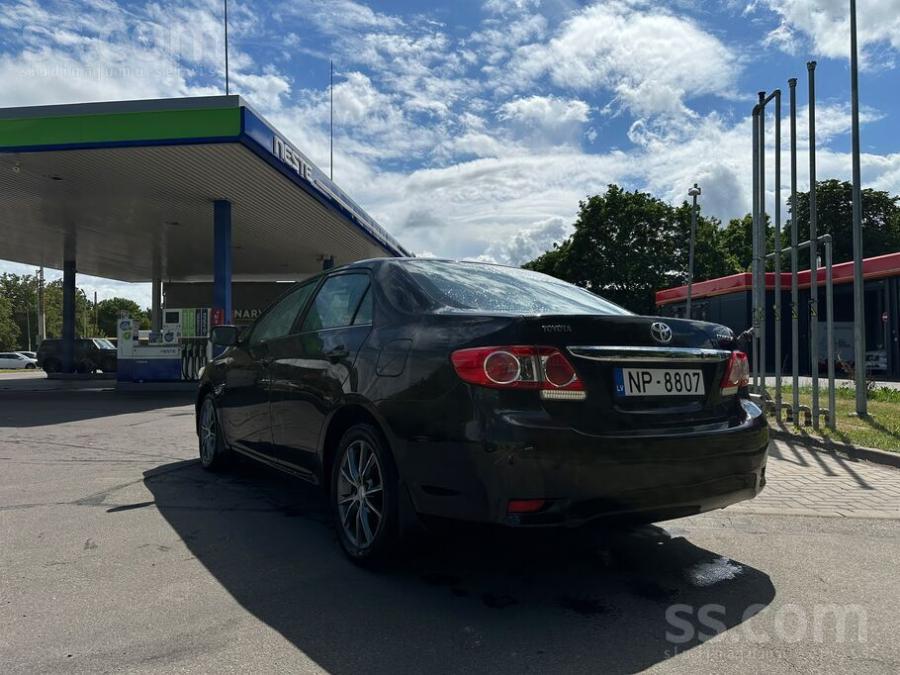 Black Toyota Corolla 2012 in Riga, with an engine capacity of 1.60 L and mileage of 195 thousand km for 4100 €, photo 5 on AUTOMOTO.COM.LV
