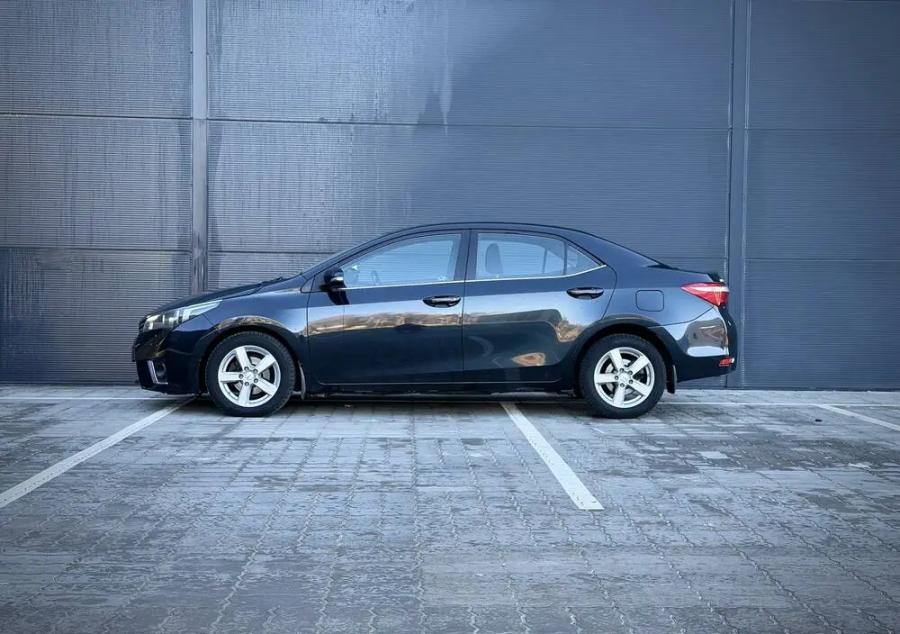 Black Toyota Corolla 2013 in Riga, with an engine capacity of 1.60 L and mileage of 139 thousand km for 7550 €, photo 3 on AUTOMOTO.COM.LV