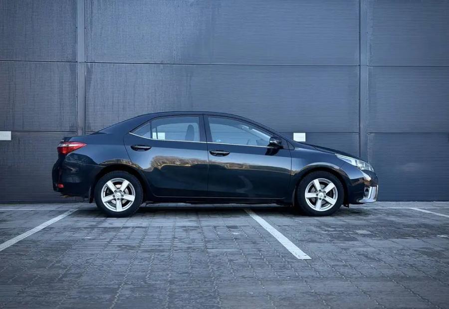 Black Toyota Corolla 2013 in Riga, with an engine capacity of 1.60 L and mileage of 139 thousand km for 7550 €, photo 6 on AUTOMOTO.COM.LV