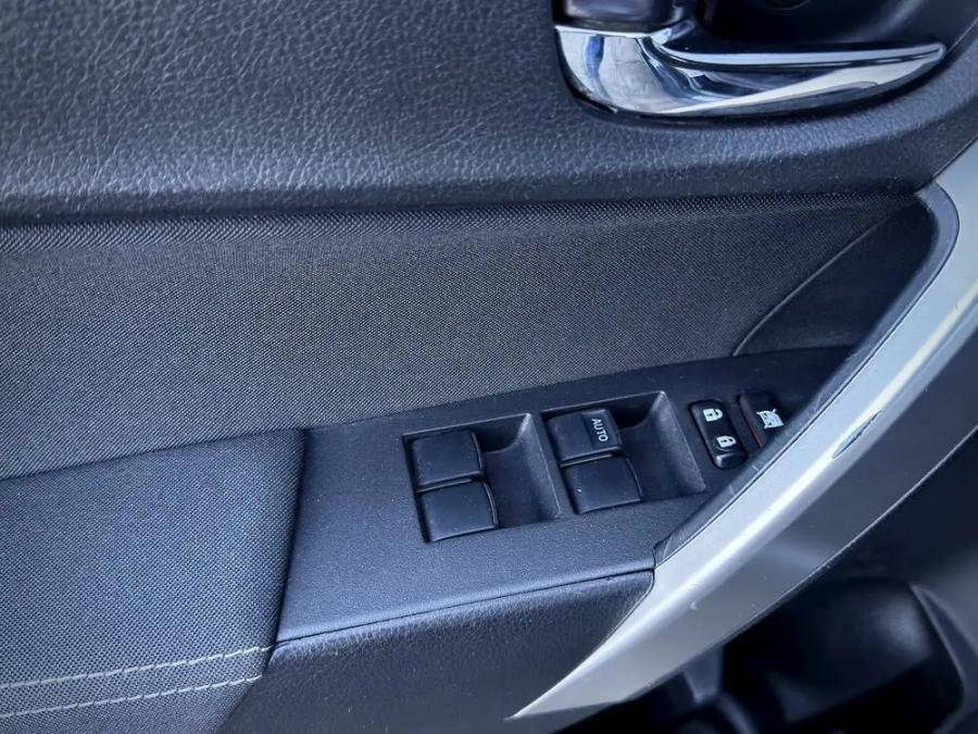 Black Toyota Corolla 2013 in Riga, with an engine capacity of 1.60 L and mileage of 139 thousand km for 7550 €, photo 11 on AUTOMOTO.COM.LV