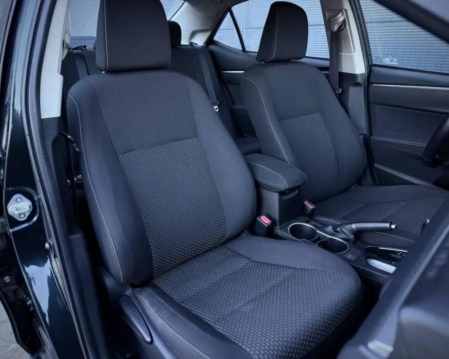 Black Toyota Corolla 2013 in Riga, with an engine capacity of 1.60 L and mileage of 139 thousand km for 7550 €, photo 20 on AUTOMOTO.COM.LV
